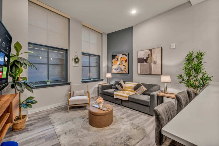 Luxe Flat W/ Heated Pool & Sauna • Gym•heart Of Dt - Cleveland, OH