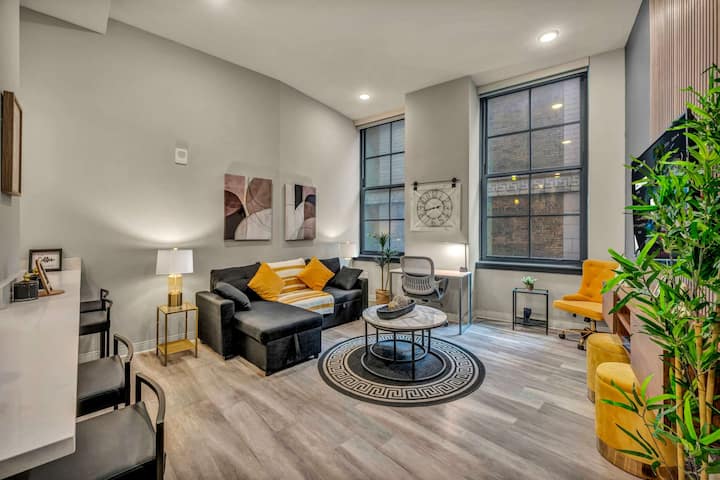 Luxe Flat W/ Heated Pool & Sauna • Gym•heart Of Dt - Cleveland, OH
