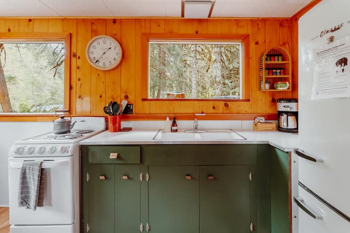 Stonecutter's Cabin - Peaceful Riverfront Retreat - Skykomish, WA