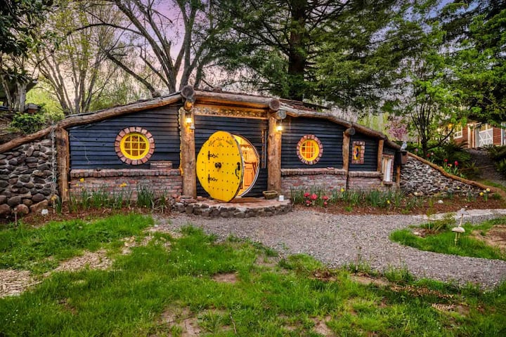 Enchanting And Fantastical Hobbit Home, *Pet - Salem, OR