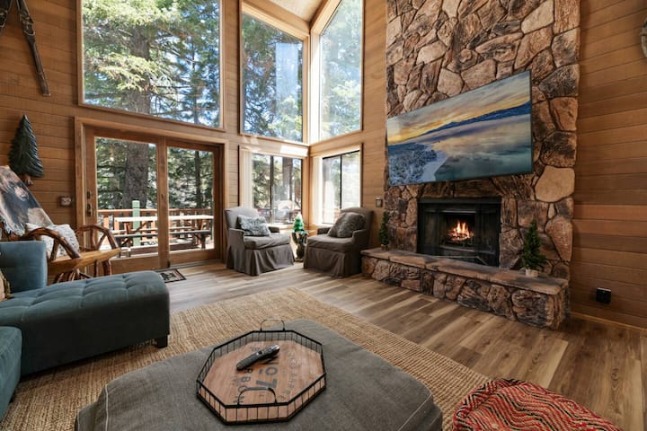 Great Family Space- Spa + Game Room, 3 Mi. To Lake - Big Bear, CA