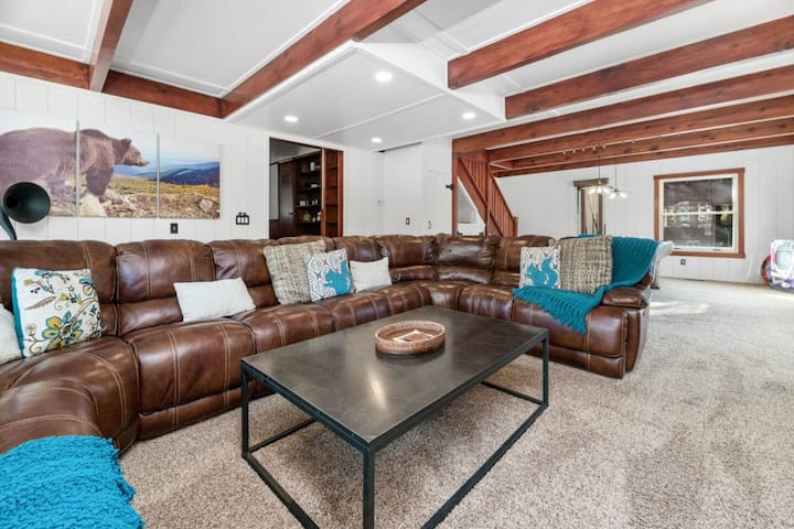 Fox Farm Manor | Hot Tub + Game Den - Big Bear Lake, CA