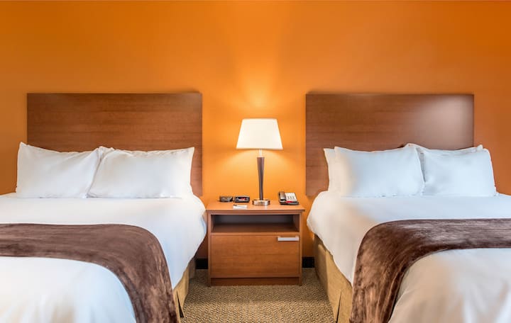 North Aurora Stay W/ Free Parking & Full Kitchen - Aurora, IL