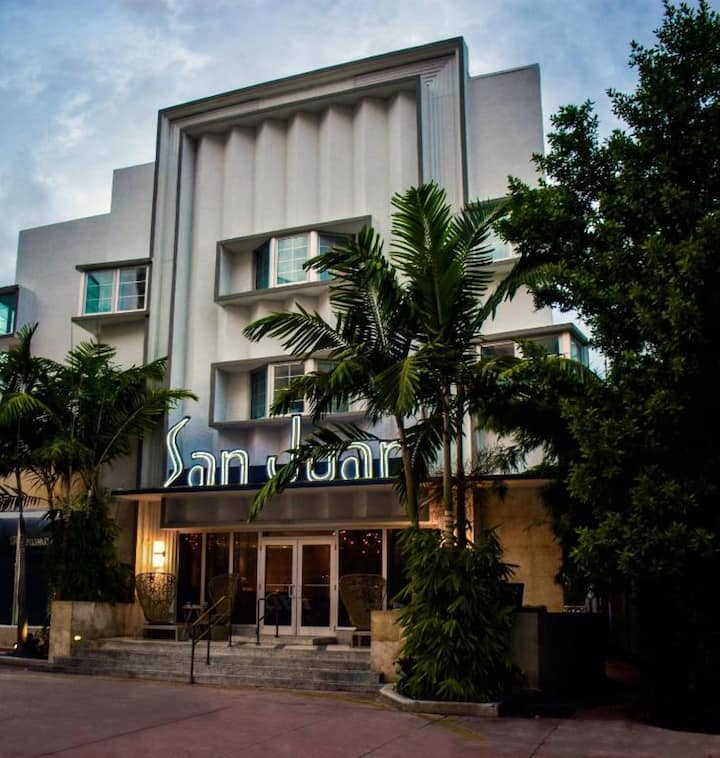 In The Heart Of Miami Beach | Pool. Bar - Miami Beach