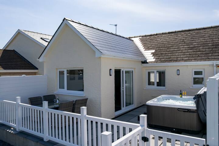 Bramble Cottage - Dog Friendly Cottage, Hot Tub - Narberth