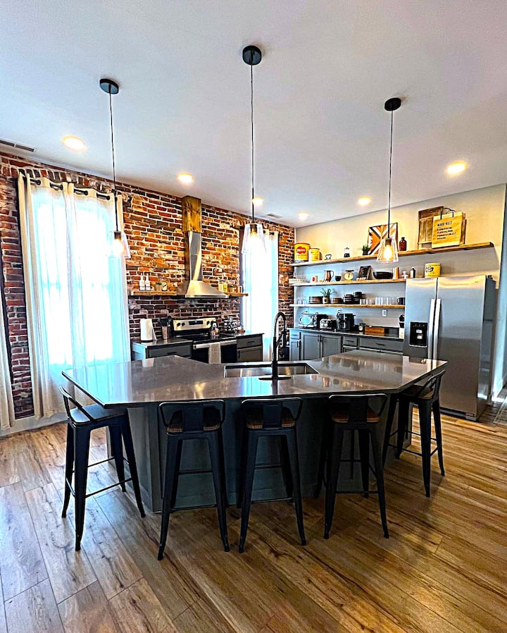 New Ultimate Downtown House-2 Apartments W/5 Bdrms - Sandusky, OH