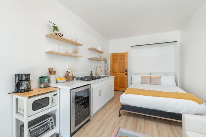 Beach Stay: Cozy King - Hermosa Beach, CA