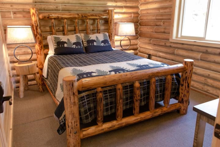 Bear Paw Room @ Alaska Knotty Pine B&b - Palmer, AK
