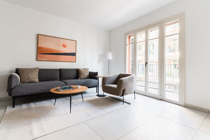 Blueground | Noga Mamak, Street View, Balcony - Tel-Aviv