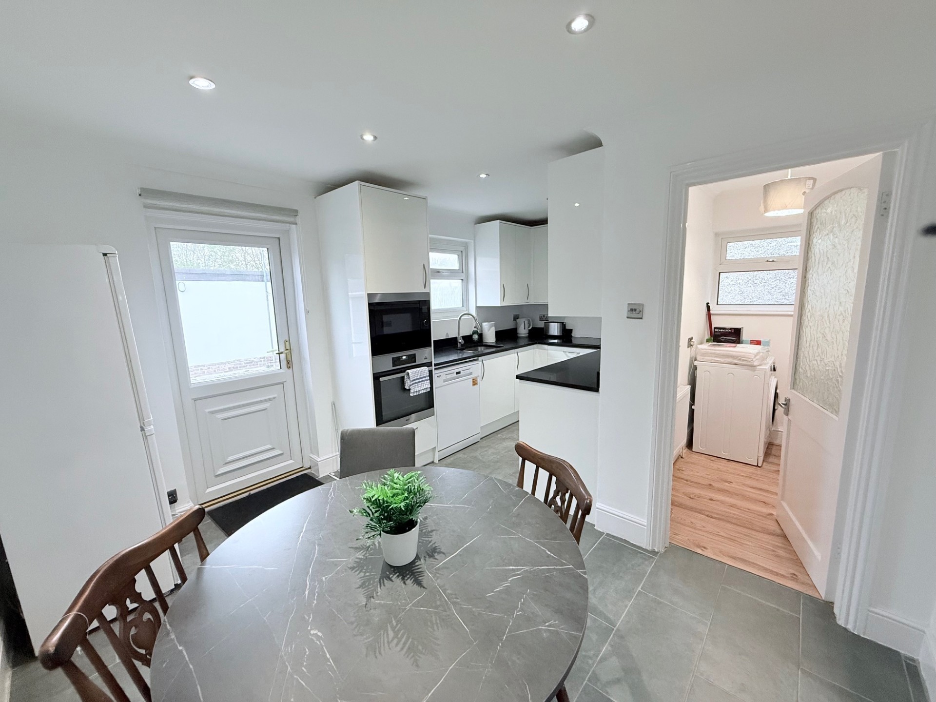 Fountain House-sleeps 5-central Dagenham-parking - Romford