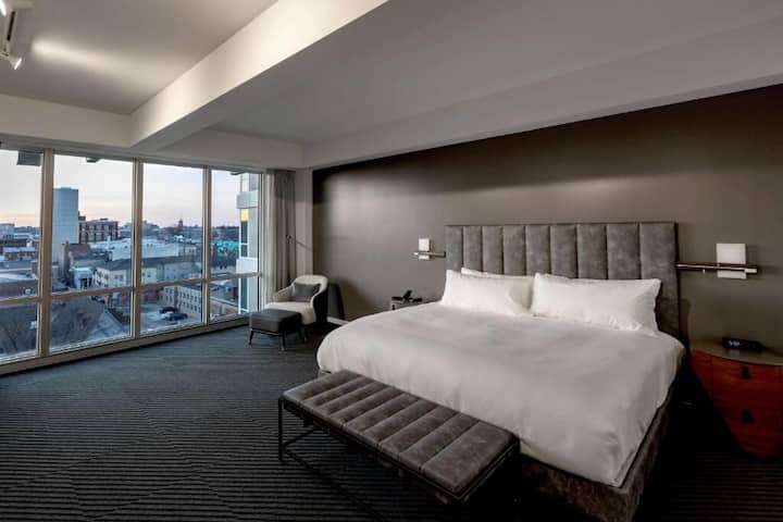 Modern Iowa Retreat: Explore & Relax In Style - Iowa City
