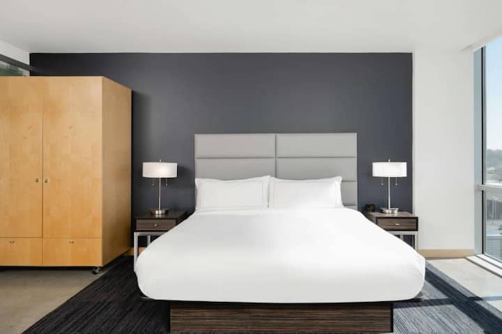 Modern Suite With Scenic Views & Full Kitchen - Iowa City, IA