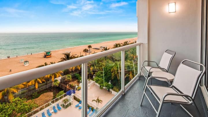 3 Cozy Oceanfront Rooms W/ Balcony & Pool Access! - Miami Beach, FL