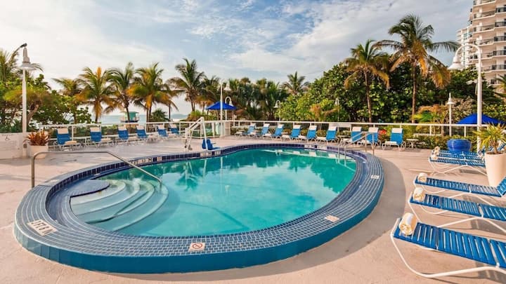 4 Beach Rooms With Pool Access For Relaxation - Miami Beach, FL