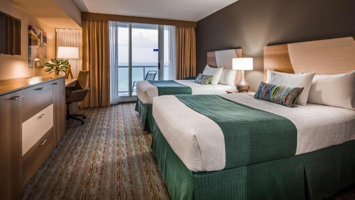 Room W/ Ocean Views & Beachside Serenity Awaits! - Miami Beach, FL