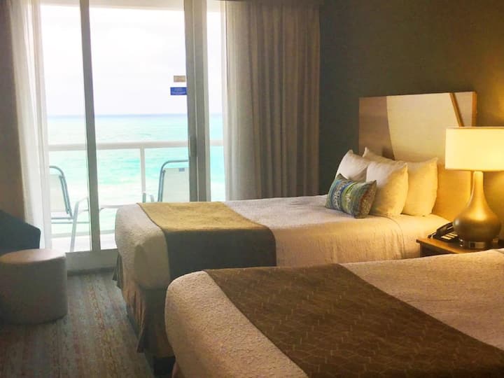 Room W/ Ocean Views & Beachside Serenity Awaits! - Miami Beach, FL