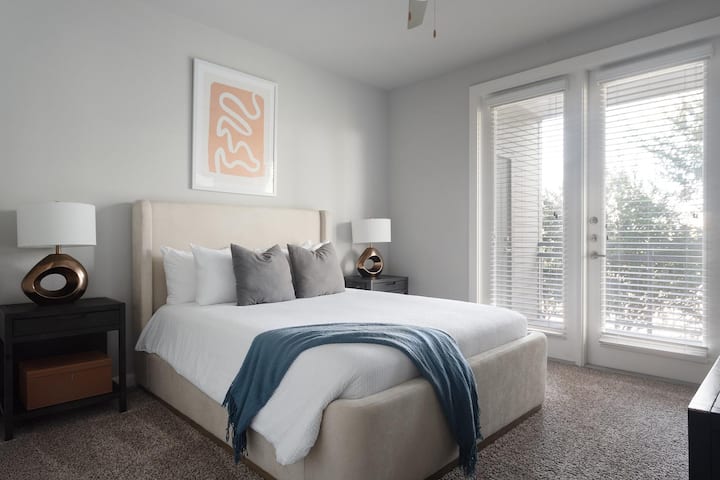 Landing | Beautiful 2bd, Pool, Gym - Buda