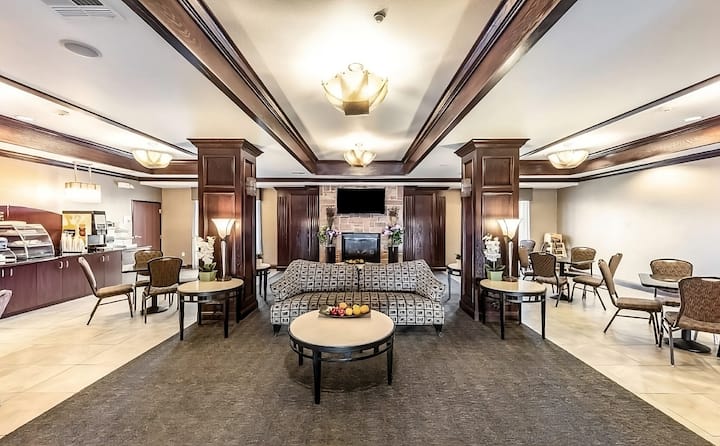 Family Suite! 3 Queen W/ Free Breakfast, Parking - Cool, TX