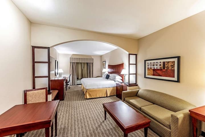 King Suite Getaway! Gym Access, Near War Museum - Cool, TX
