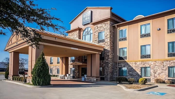 King Bed Stay Near Clark Gardens & Fossils! - Cool, TX
