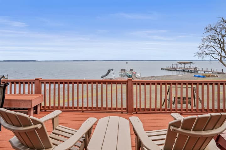Geneva Lakefront Retreat | Kayaks | Dome Hockey - Geneva, NY