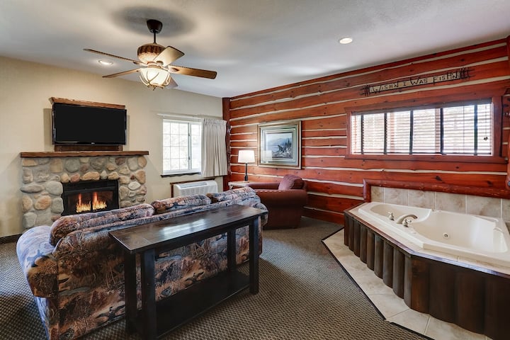 Theme Suite W/ Whirlpool Cottage, Stoney Creek - Des Moines, IA