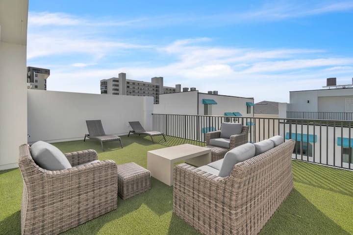 Stunning Townhome W/ Rooftop Deck, Pool - Azul A4 - Madeira Beach, FL