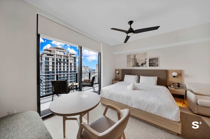 44th-floor Luxury Condo | Bayfront Views, Pool - Miami, FL