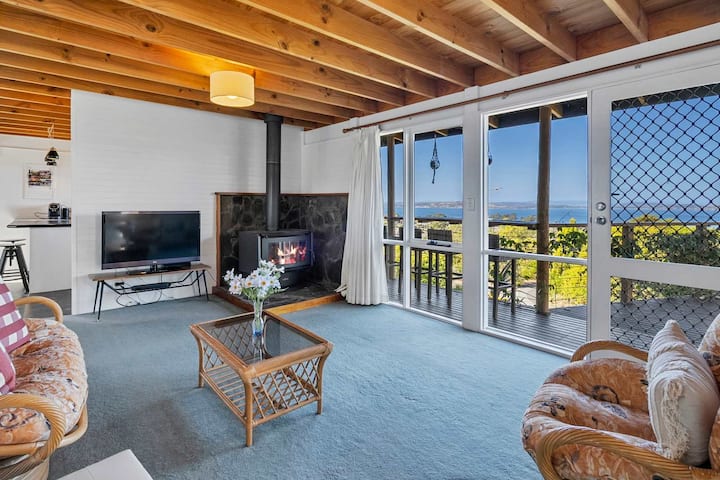 "Oceanview Retreat" - 20kms From Cbd - Sleeps 8. - Hobart