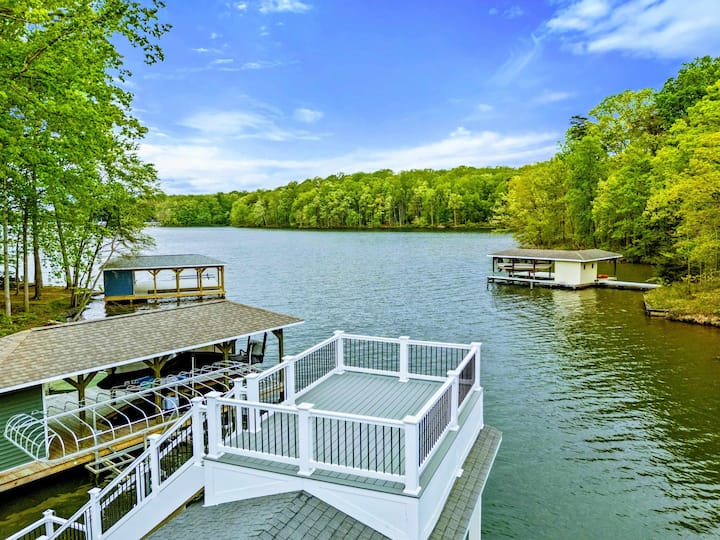 8br Lakefront Retreat, Pool, Boat Dock, Hot Tub - Lake Anna, VA