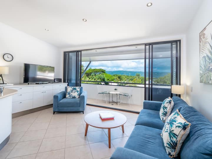 Spacious & Central Two Bedroom Apartment - Port Douglas