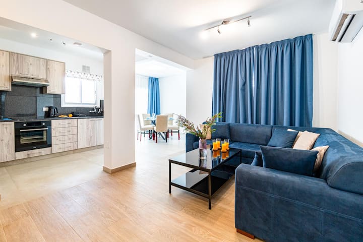 Aeolis Court Apartment By Ezoria Villas - Limassol