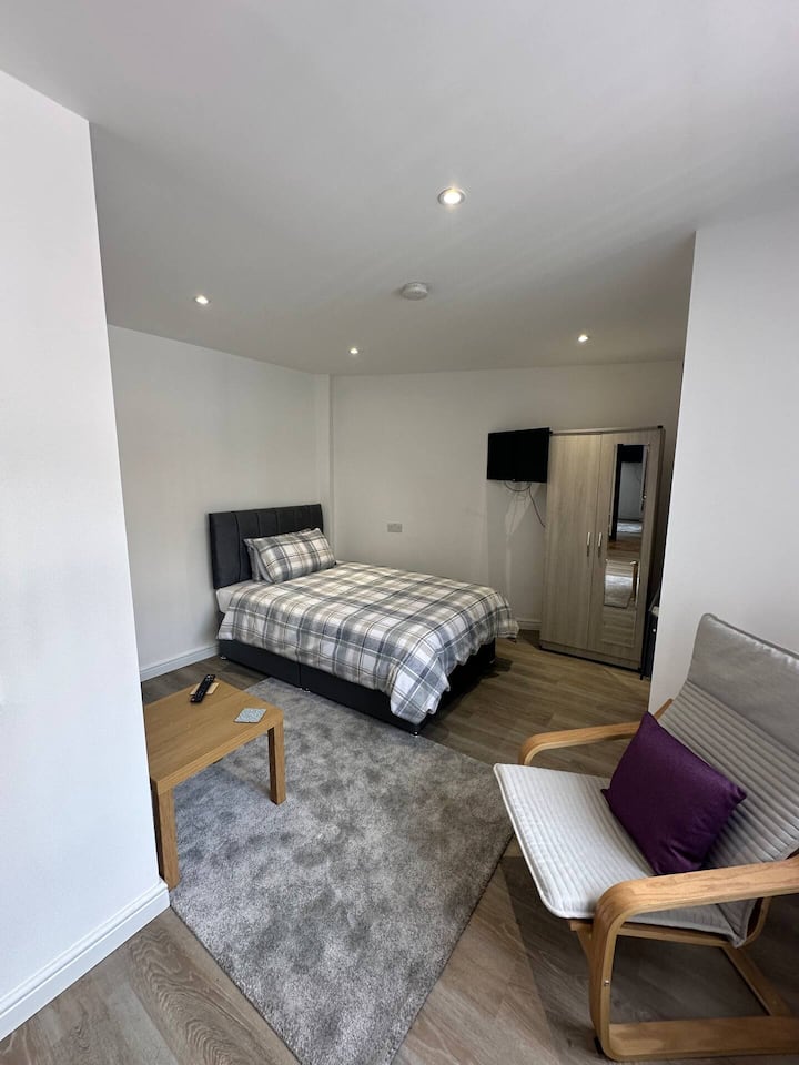 Contractor Stay 4 Bed En-suite - Nottingham