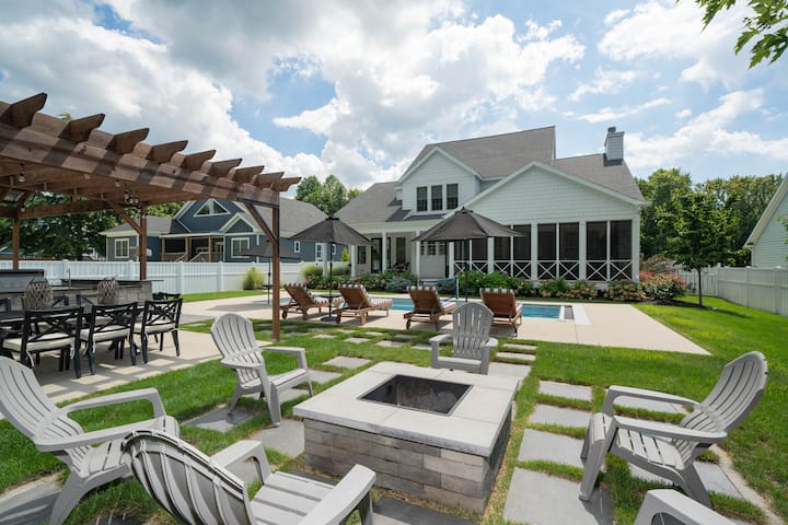 Luxury Retreat W/pool, Hot Tub & Outdoor Kitchen - South Haven, MI