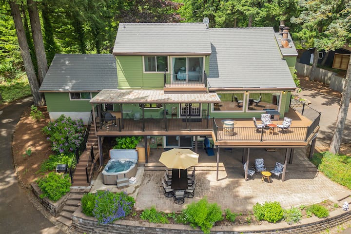 Private 5 Bed Retreat | Hot Tub | Pool Table - McMinnville, OR