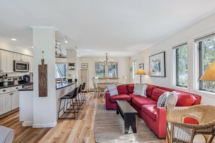 Condo With Fireplace, Lakeland Village, Pet-friend - Woodstock, VT