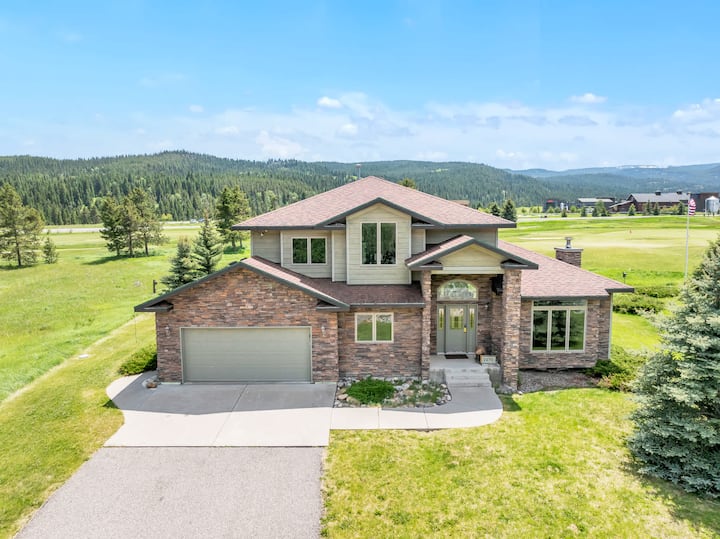 *New Listing* 4 Bedroom House W/ Private Hot Tub - Big Sky, MT