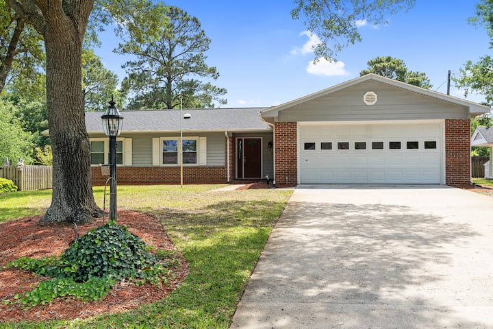 Beach & Downtown Family Fun Wilmington Stay Villa - Wilmington, NC