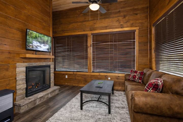 Center Of It All No Better Location! Downtown - Pigeon Forge, TN