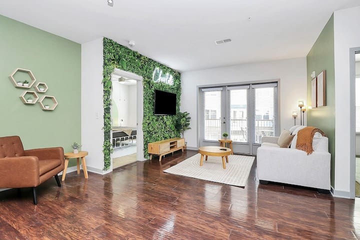Poolside Escape: 2br With Balcony & Gym - South End - Charlotte