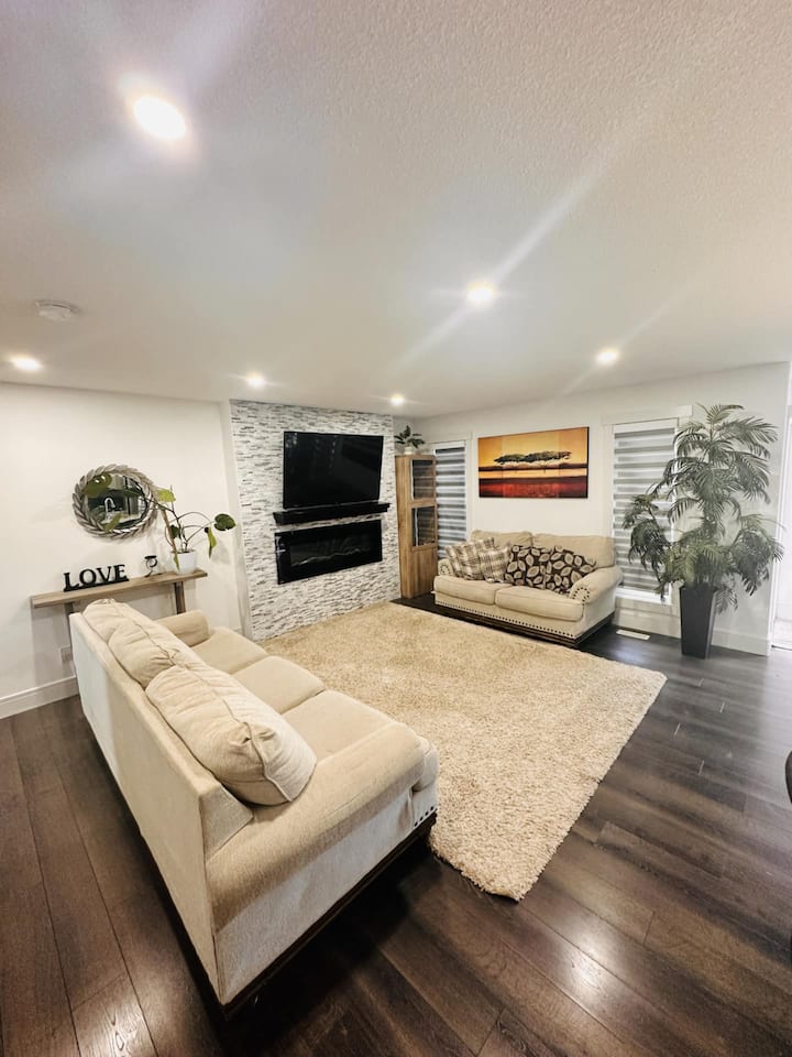 A/c, Bbq, Pets, Basketball, Sleep 14, Garage - Edmonton