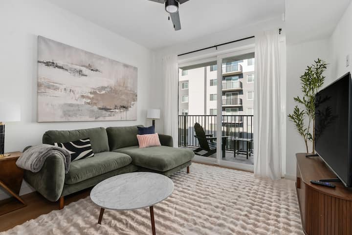 Lodgeur | Sunlit 1br W/ Balcony | Energy Corridor - Houston