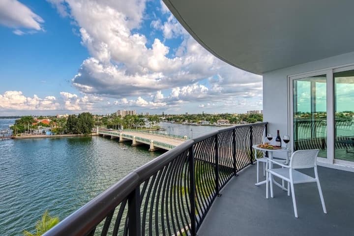 Waterfront Room Perfect For Sunset Beachwalk - St. Petersburg, FL