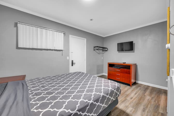 Private Stay For 2 • Near Food & Fun Spots - Gibraltar, MI