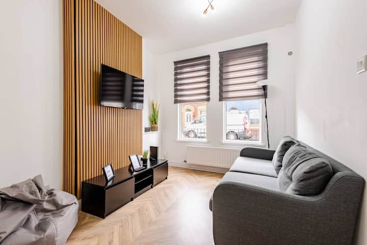 Modern 2br | Free Parking | Walk To City - Belfast