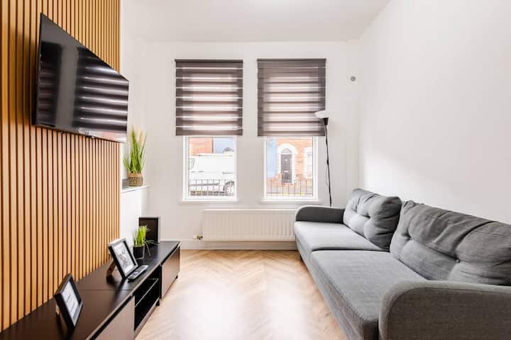 Stylish 2-bed Near Cathedral Quarter + Parking - Belfast