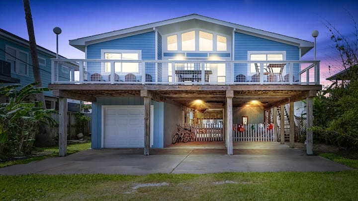 Bright And Beautiful Canal Front Home! Sleeps 8 - Jamaica Beach, TX