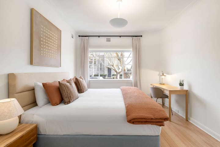 Sun-drenched Two Bedroom Apartment In Toorak - St Kilda