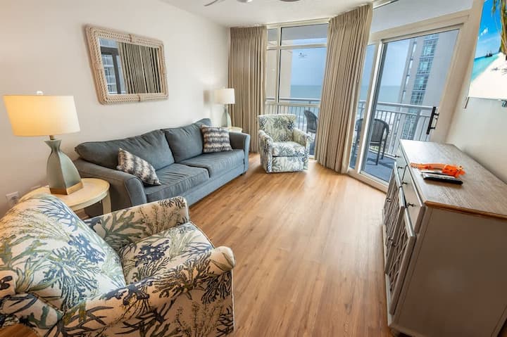 Beachfront Condo With Pools & Hot Tub - Myrtle Beach, SC