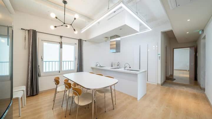 모던한 인테리어의 객실 객실, B202(숯불,개별수영장) - Gyeongju-si